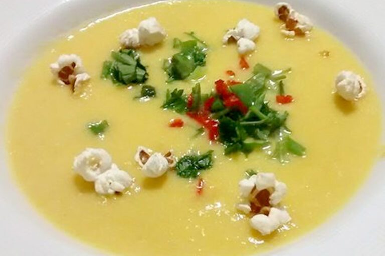 Sopa de milho com pipoca - Camila Laranja